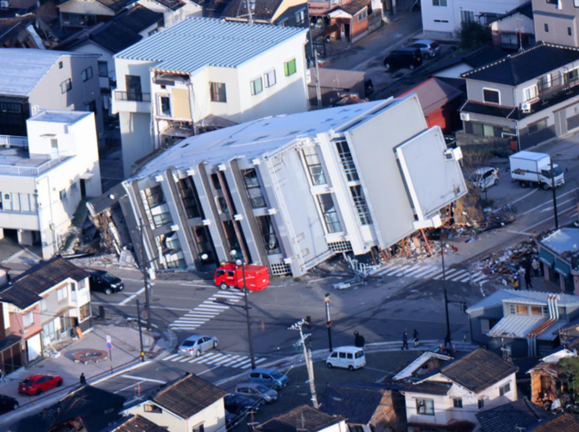 ポキッと折れたように倒れたビル [421685208] | あらまめ2chあらまめ2ch