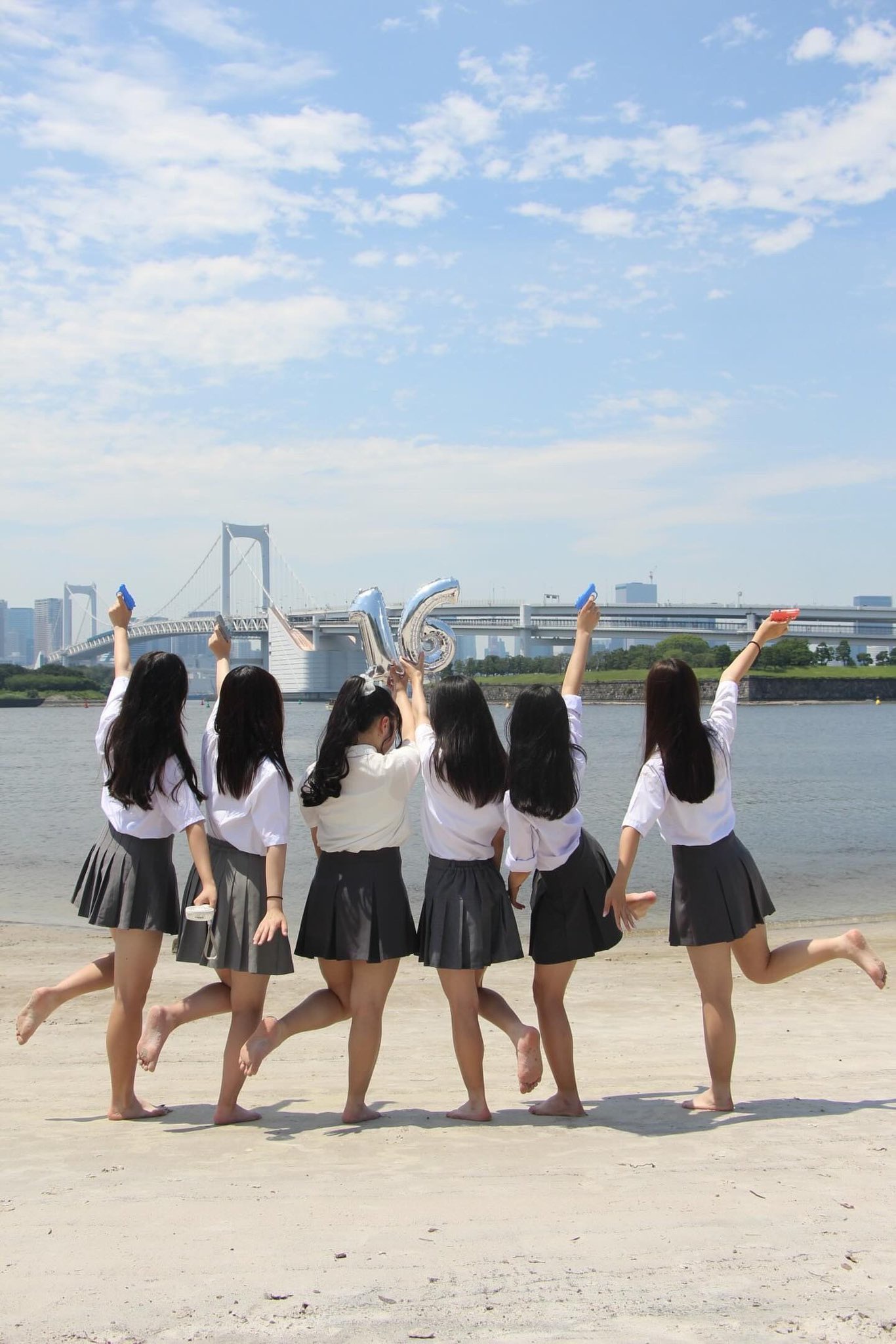 【画像】JKの集団さん、白昼堂々むちむちの太ももをさらけ出す | あらまめ2chあらまめ2ch